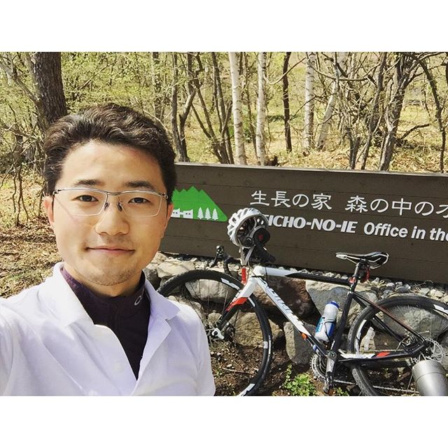 八ヶ岳はいい感じに新緑。職場の上司や同僚にならって、オフィスまで自転車で来ました。12㎞弱でそんなに遠くない。でも海抜750メートルの自宅から、1350メートルのオフィスまで、標高差が600 ...